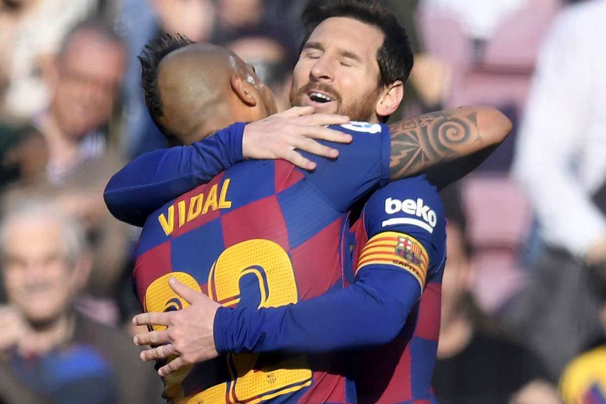 Arturo Vidal recibió una emotiva despedida por parte de Lionel Messi